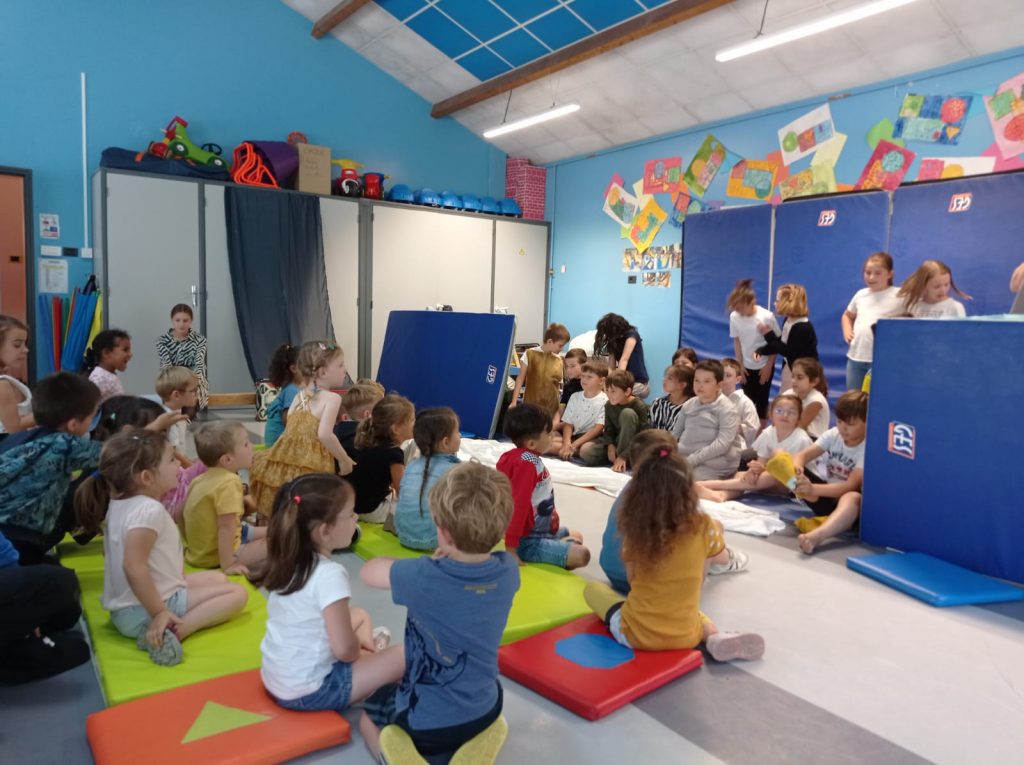 Ecole Primaire Publique Les Peupliers – SEVREMOINE » Pièce de théâtre des CE2